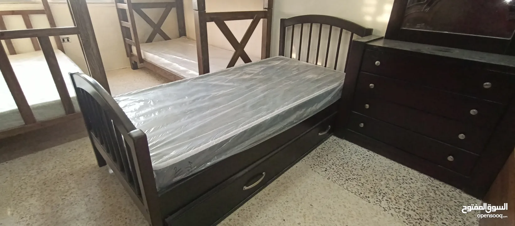 تخت مفرد مع تخت اضافي من الاسفل أو تخت مفرد مع تخت اضافي من الأسفل أو ...