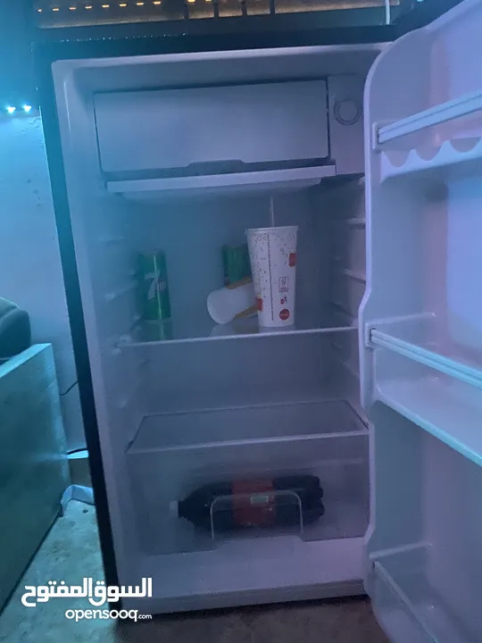 ثلاجة متوسطة الحجم فيها رفيزر 91L 110KWh/annum - (226008012) | السوق المفتوح