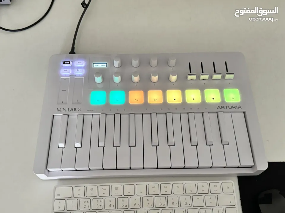 Arturia MiniLab 3 Alpine White Universal MIDI Controller - (252877919 ...