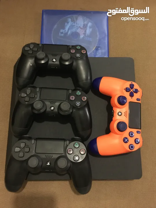 PlayStation 4 slime بحاله ممتازه معها 4 ايدين أصليات و CD ونازل عليها ...