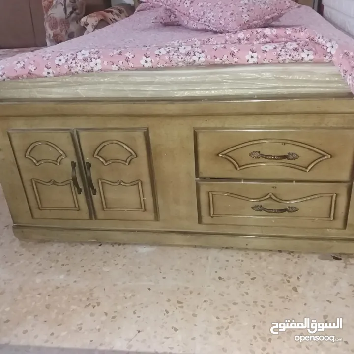 تخت مفرد ونص مع فرشه و مكتب - (217723706) | السوق المفتوح