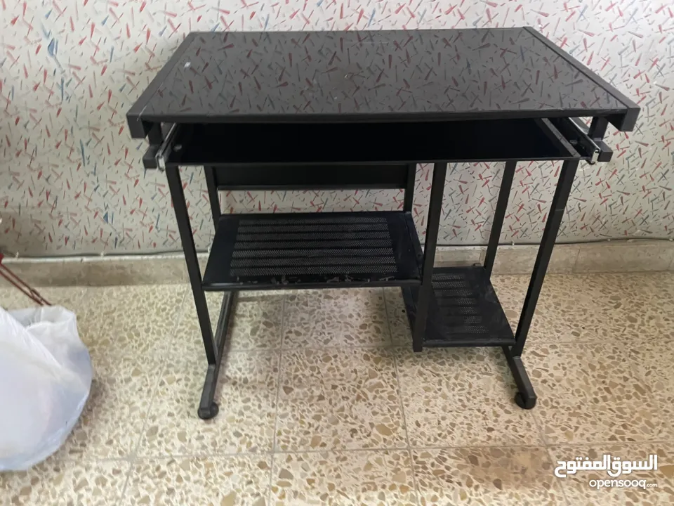 ميز حاسبة بيه شخوط صغيرة مرفقة بلصور - (230911644) | السوق المفتوح