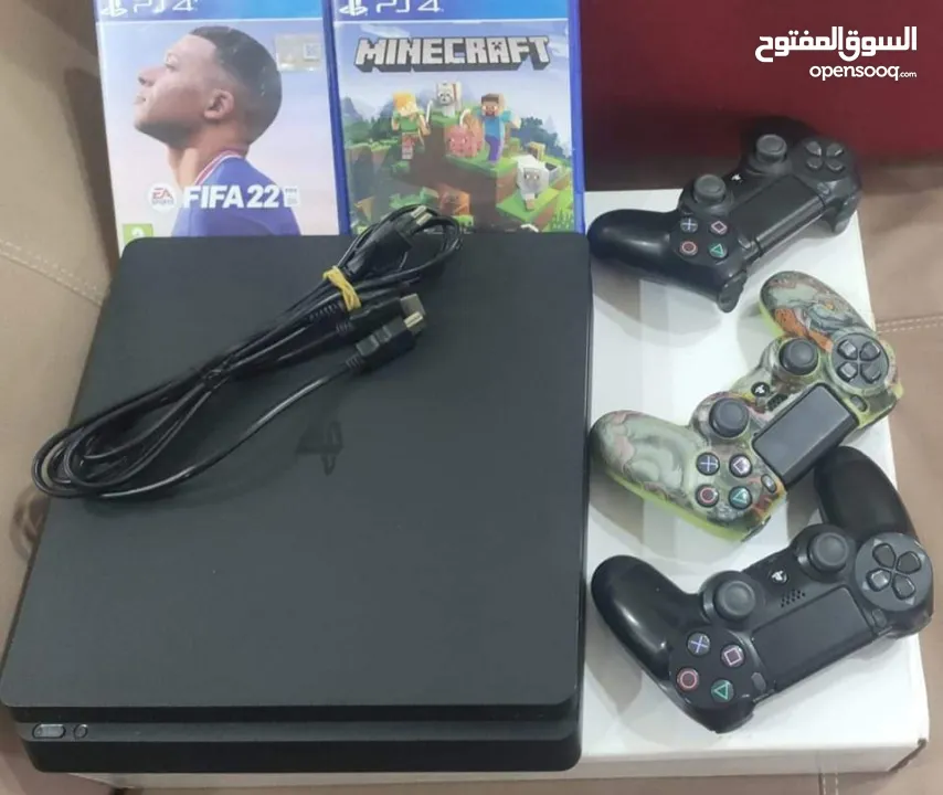 Playstation 4 slime 1000G مع 3 ايدي اصليه واحده منهن تحتاج صيانه .مع CD ...