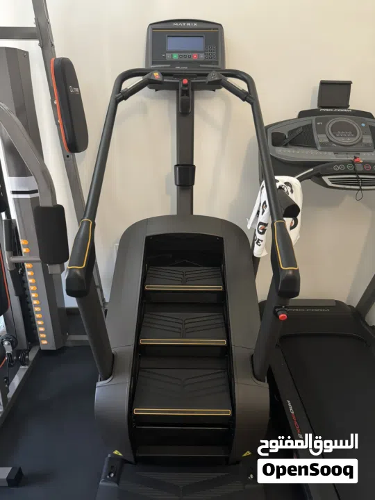 Matrix stair master : أجهزة رياضية : مسقط الحيل (251053377)