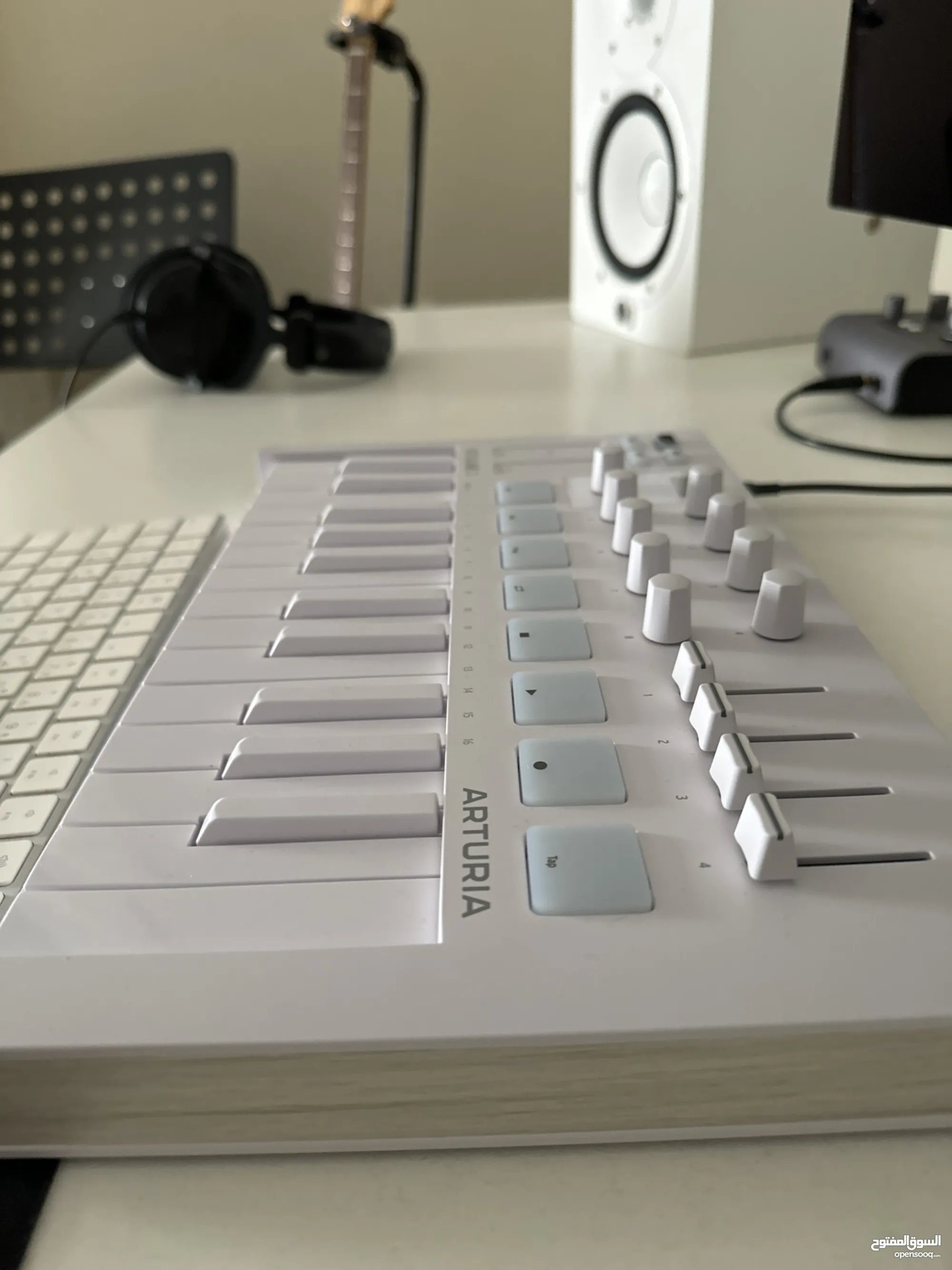 Arturia MiniLab 3 Alpine White Universal MIDI Controller - (251207073 ...