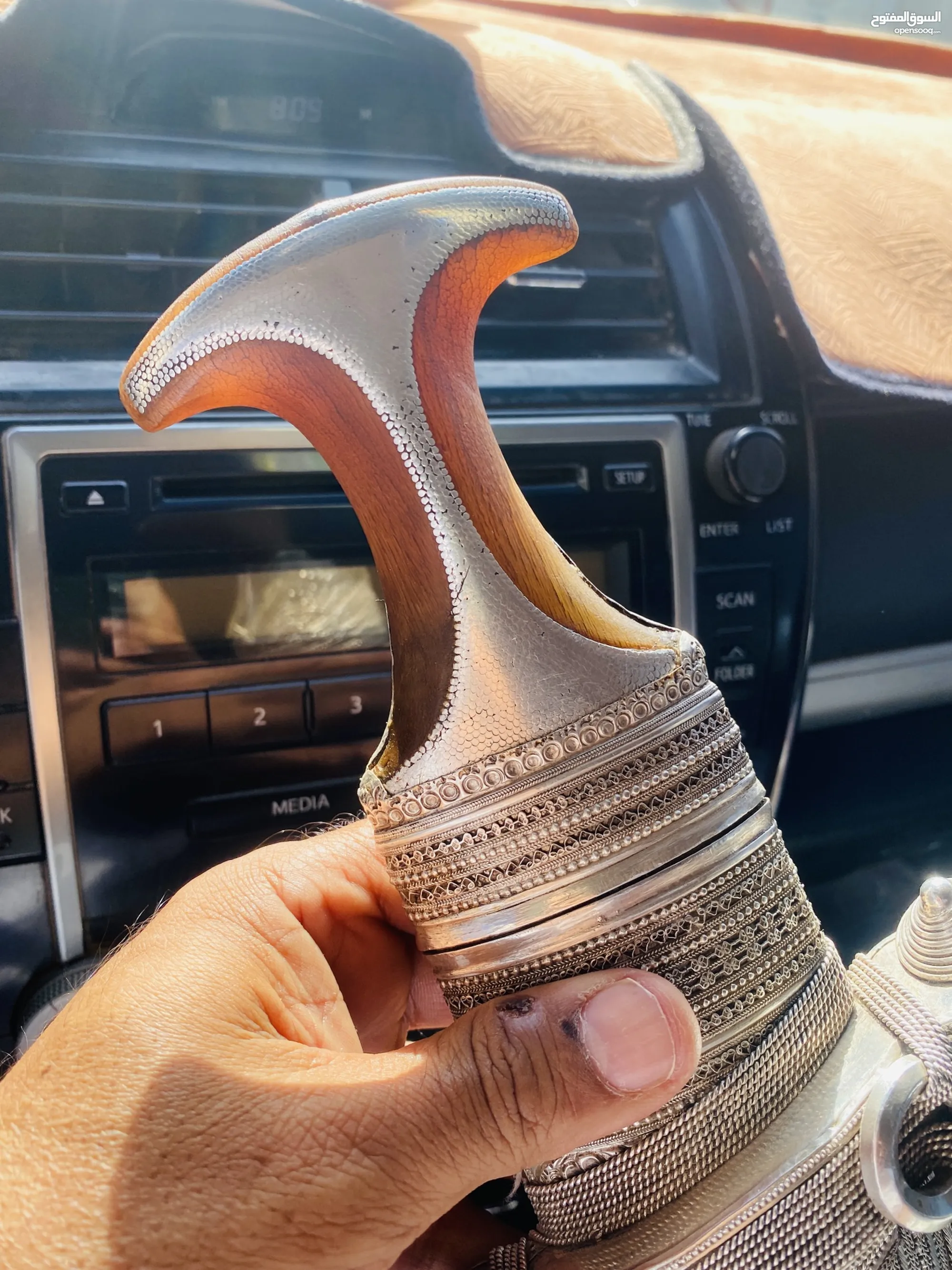 خنجر زراف افريقي قديم وصافي من كل عيب مقاس 6 والنصله قديمه وممتازه ...